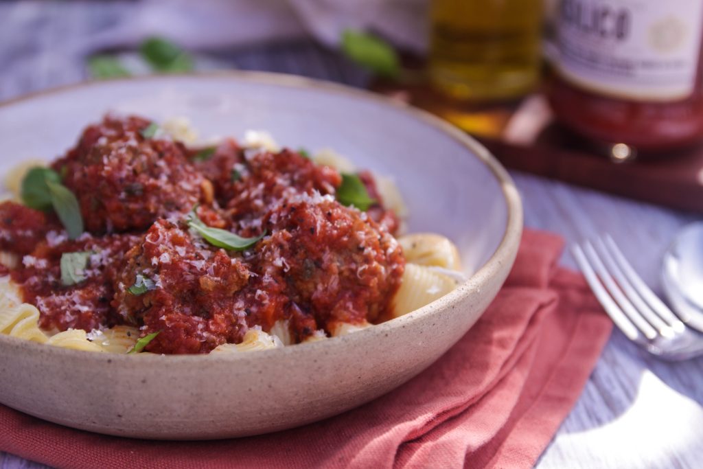 Kruidige polpetti met heerlijke tomatensaus en pastaschelpjes ...
