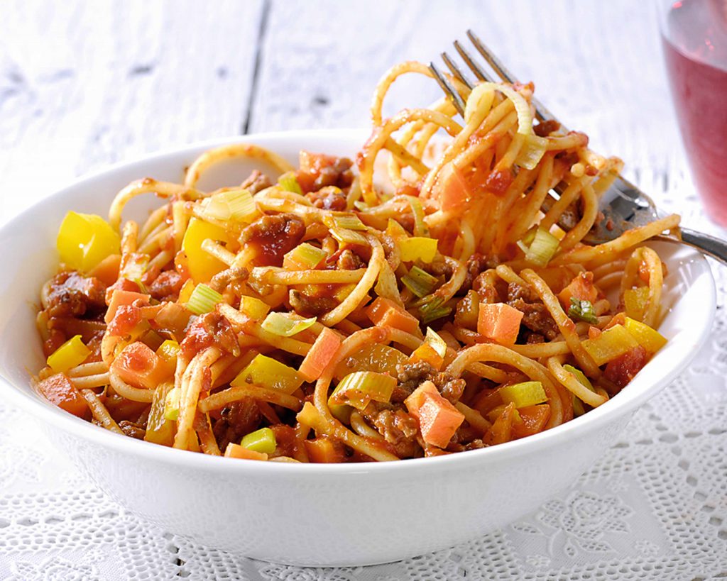 Kleurrijke spaghetti met gehakt, paprika, wortel en prei - Bertolli