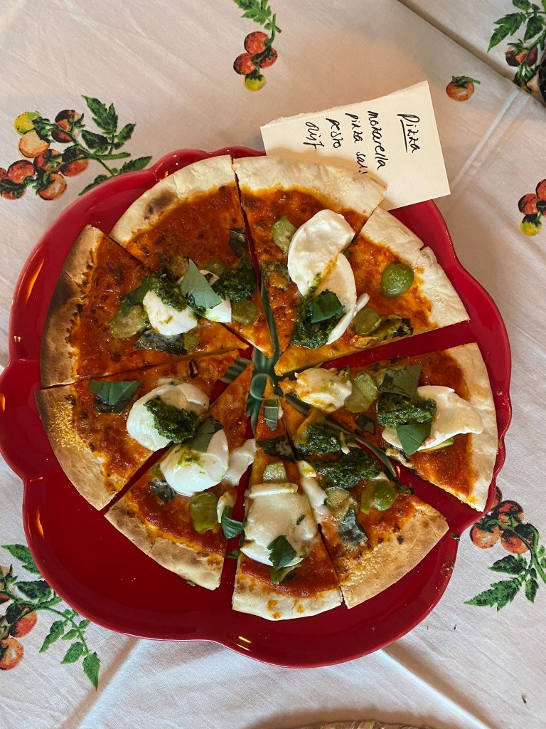 Pizza with pesto cream and green olives - Bertolli