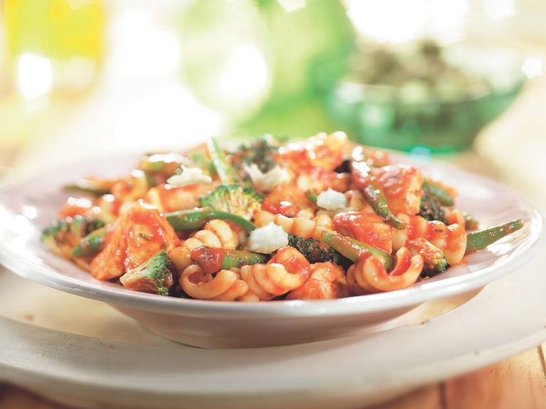 Pasta met kip, groene groenten en mozzarella in tomatensaus - Bertolli