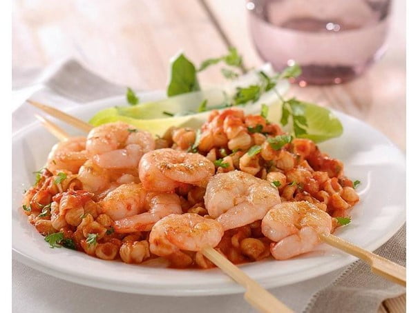 Schelpjesmacaroni met pikante pastasaus en gegrilde garnalen - Bertolli