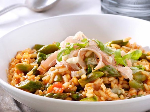 TOMATENRISOTTO MET ASPERGES, GORGONZOLA, HAM EN VERSE BASILICUM - Bertolli